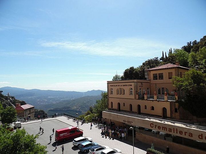 Klasztor Montserrat - Wirtualny przewodnik turystyczny - navtur.pl